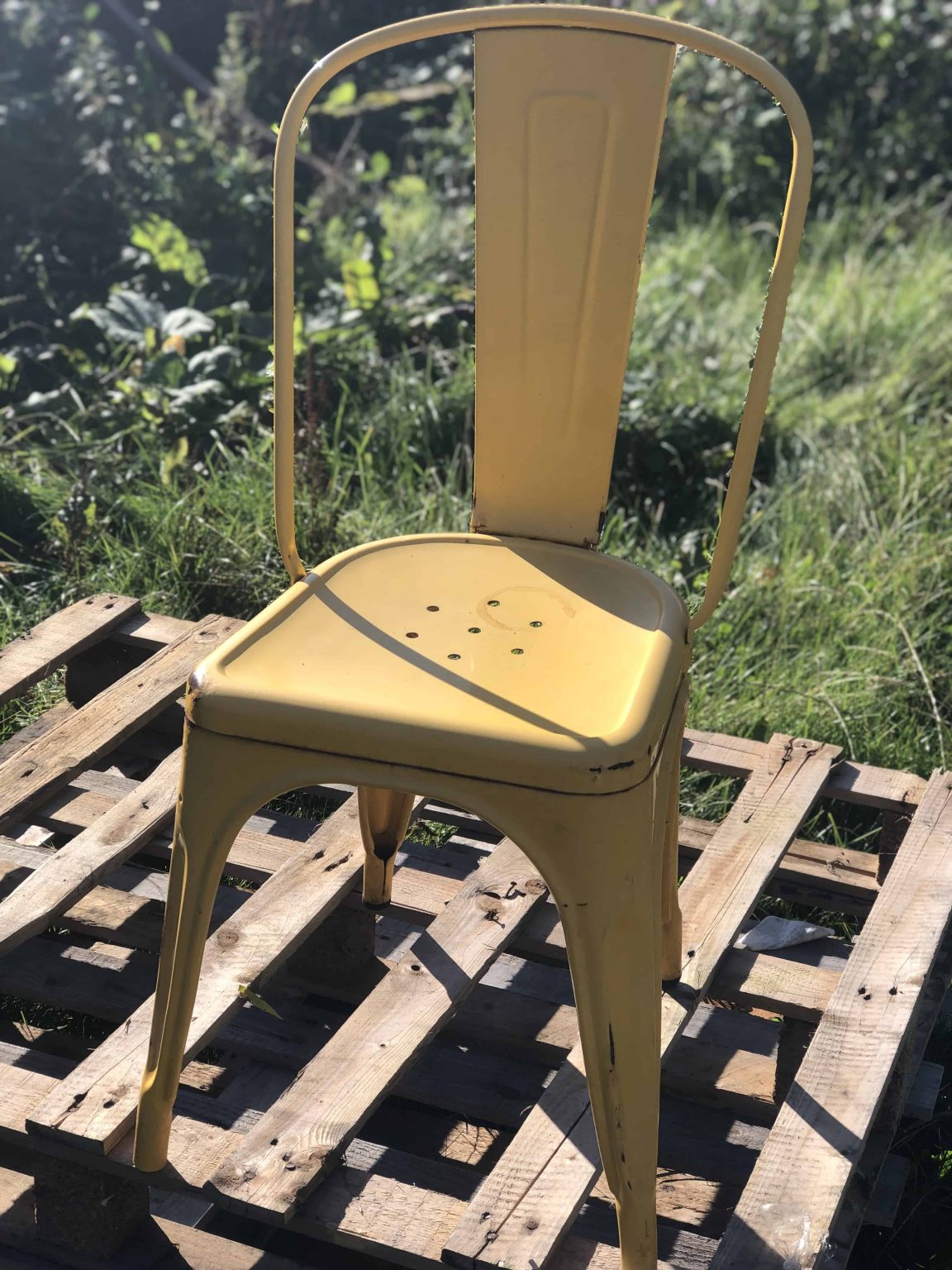 How to Spray Paint a Metal Chair - Easy Ombre Upcycle Project - Upcycle ...